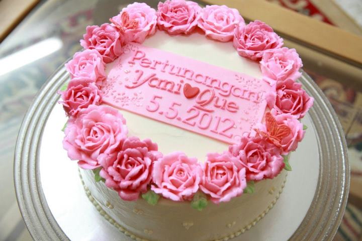 I am a dessertholic .be different .: Kek Hantaran/Kek kahwin bertingkat