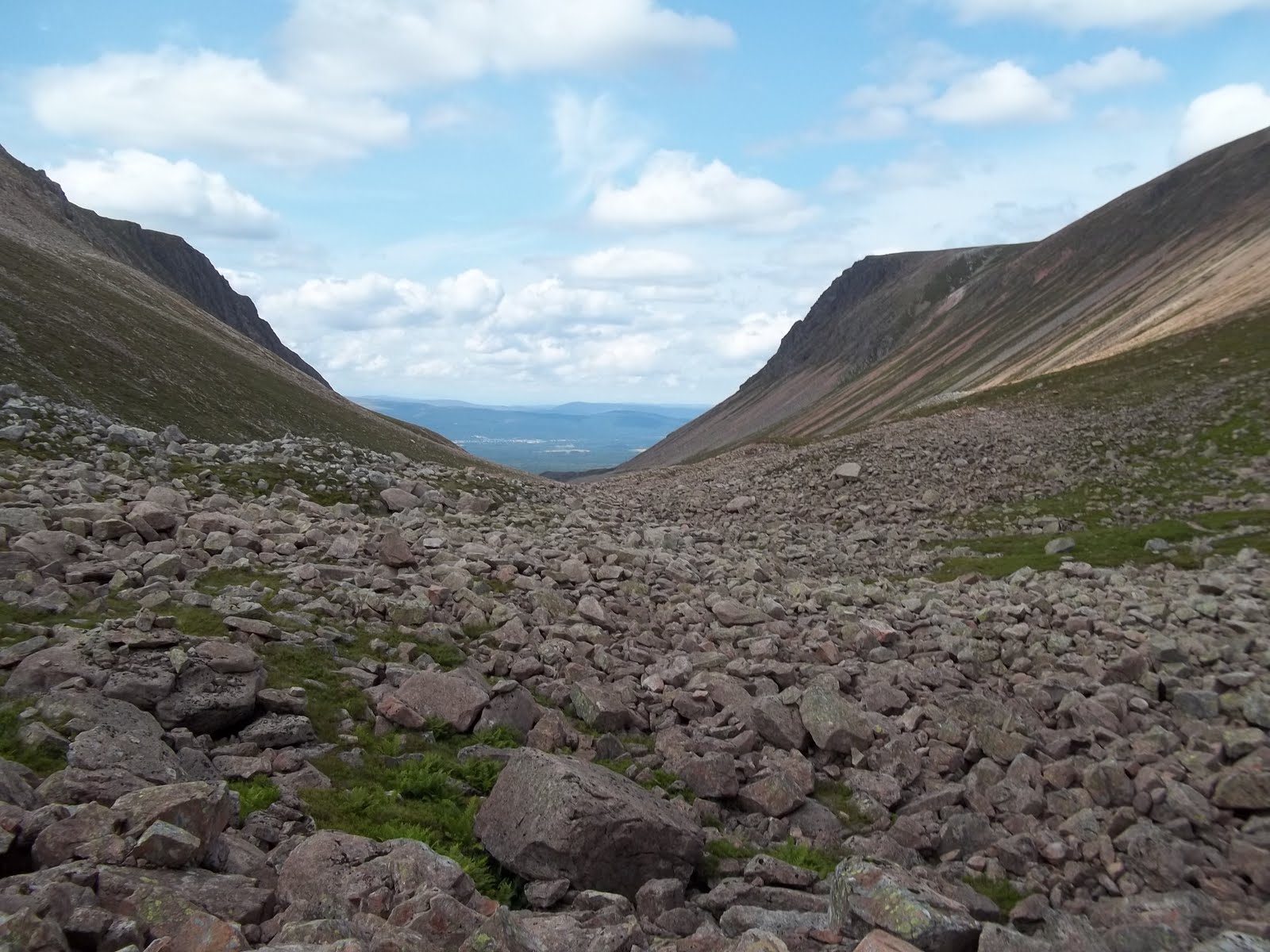 Cottages Scotland: Walking through the Lairig Ghru