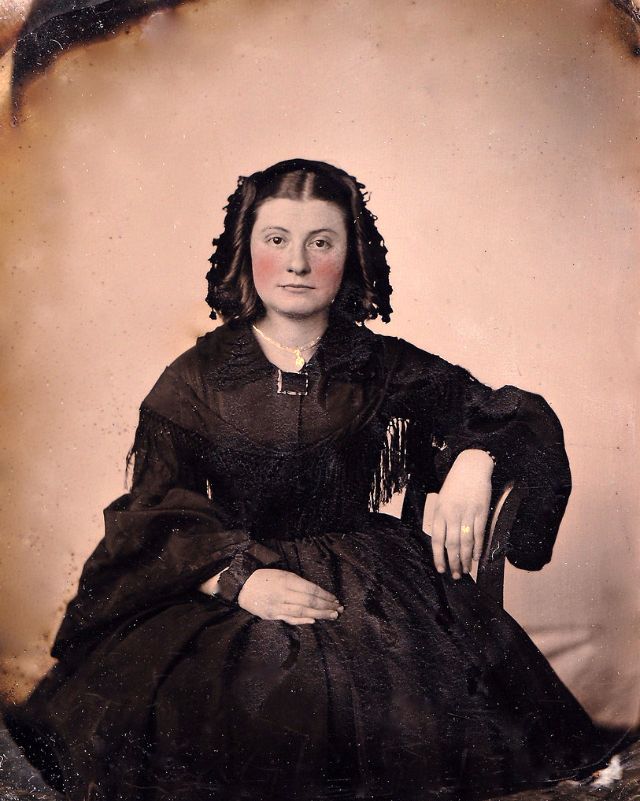 Lady in Style – Glamorous Photos of Fashionable Women in the Mid-19th ...