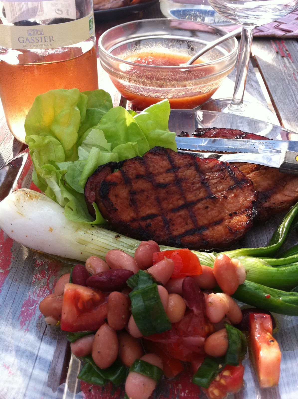 Söndagsommarmiddag på lokala råvaror: kassler på rapsgris, grillad ...