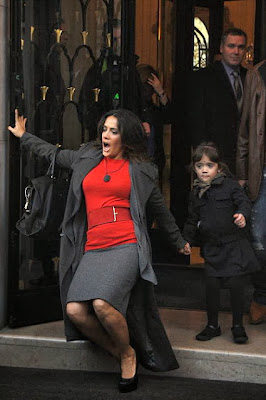 15 Pics Of Female Celebrities Falling Down - Ye Kya Chutiyapa Hai