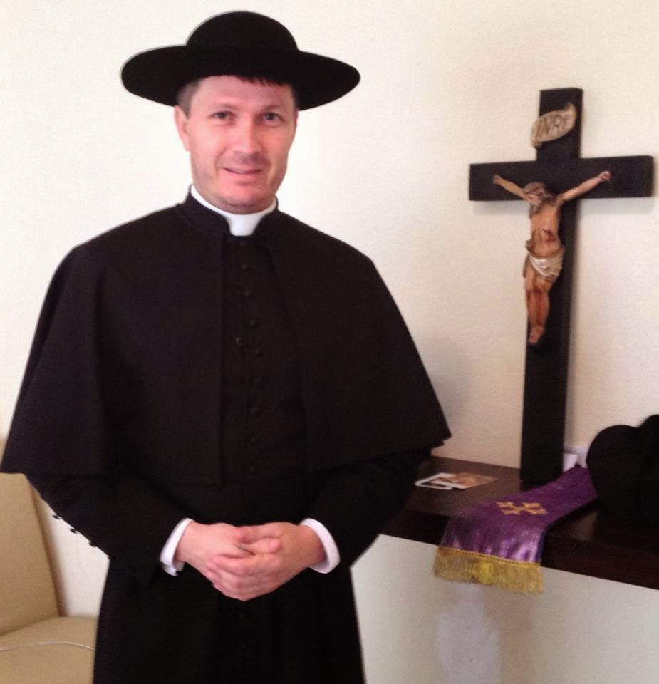 CaiaFarsa dos Inimigos da Igreja: A Importância do uso da Batina.