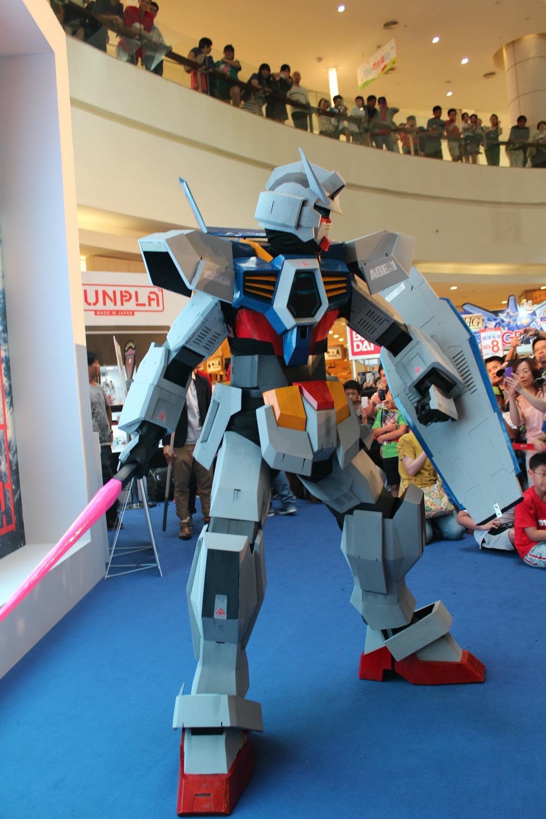 GUNDAM GUY: Gundam Cosplay: Gundam AGE-1 Normal Battling with Katsumi ...