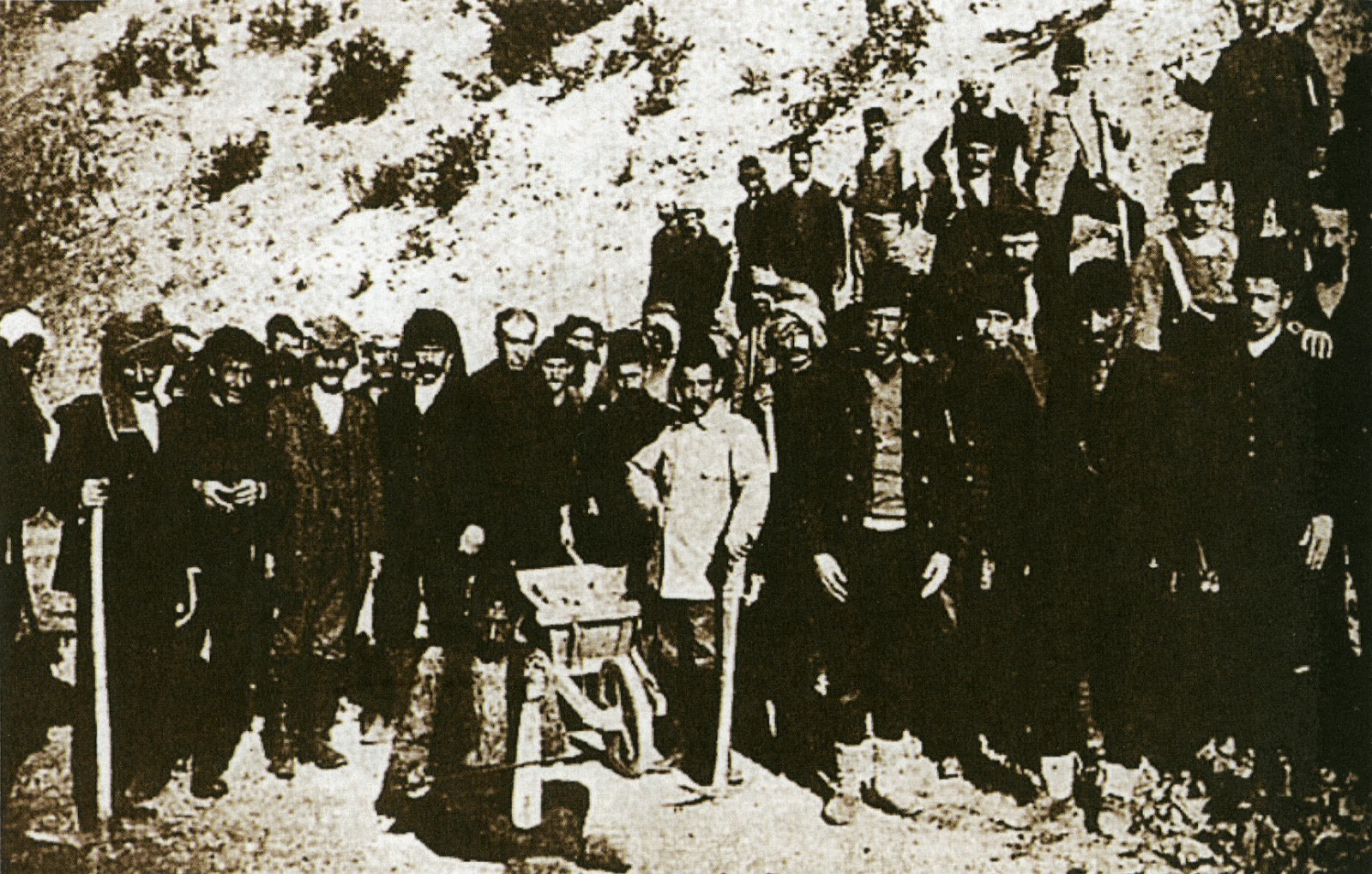 O ΣΦΑΓΕΑΣ ΜΟΥΣΤΑΦΑ ΚΕΜΑΛ ΕΔΩΣΕ ΤΟ ΣΥΝΘΗΜΑ "ΣΚΟΤΩΣΤΕ ΤΟΥΣ ΓΚΙΑΟΥΡΗΔΕΣ ...