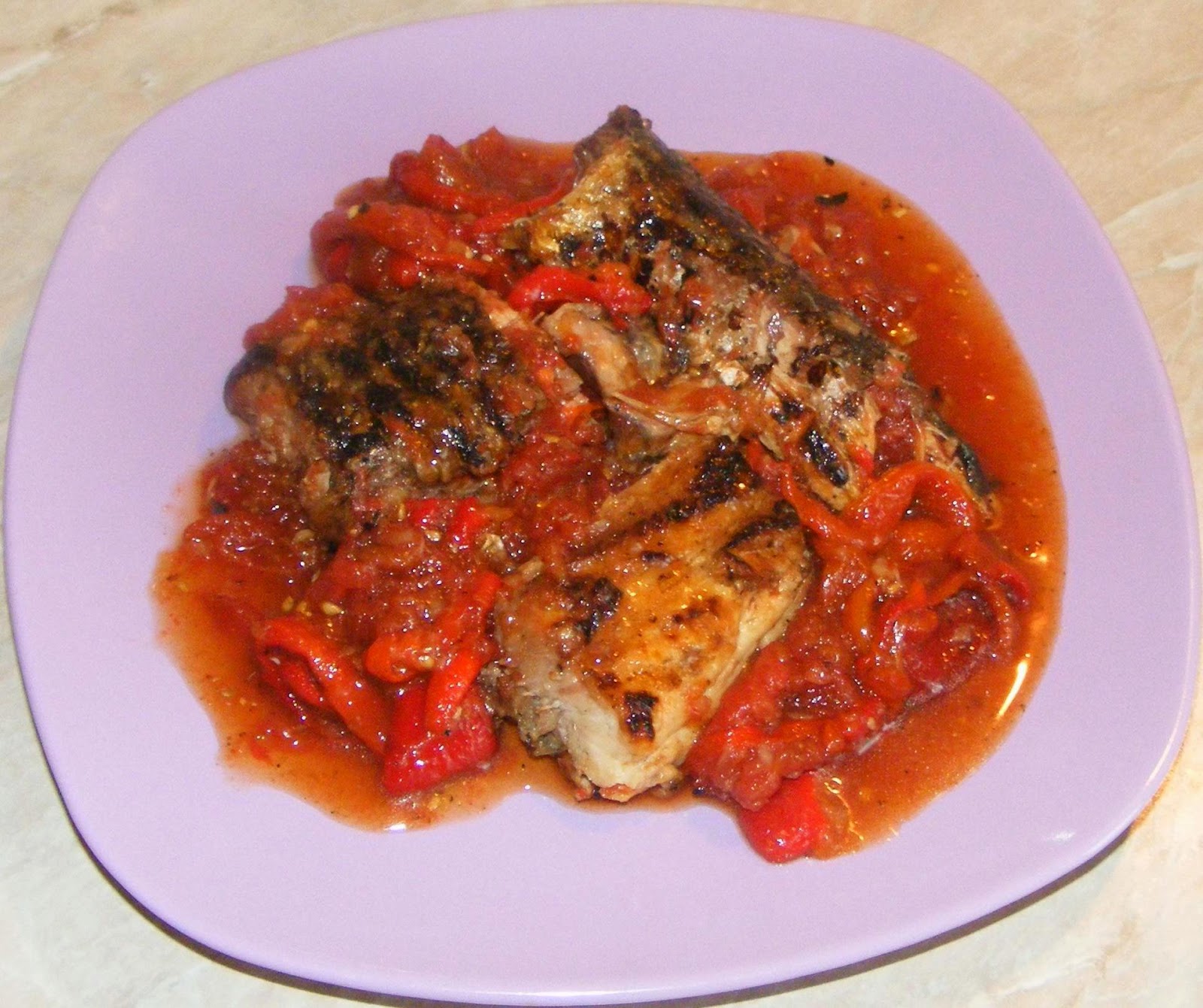 Peste la gratar cu rosii si ardei copti | Preparatedevis.ro