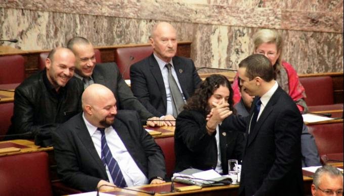 ΦΩΤΟ ΠΟΥ ΒΟΥΛΩΝΟΥΝ ΣΤΟΜΜΑΤΑ - ΕΝΩΜΕΝΟΙ ΣΑ ΓΡΟΘΙΑ ΟΙ ΧΡΥΣΑΥΓΙΤΕΣ: ΕΤΣΙ ...
