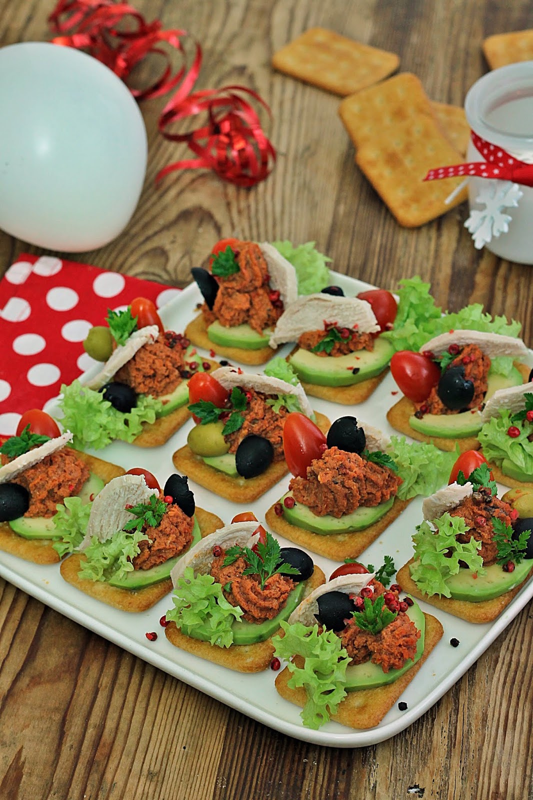 wesoła kuchnia: Krakersy z pomidorową pastą z indyka