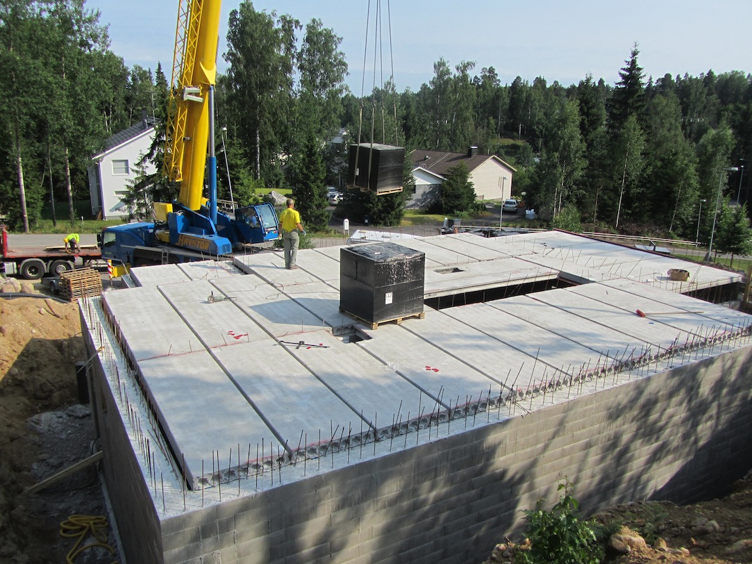 Rinnetalo Hirvimäentielle: Ontelolaatat asennettu