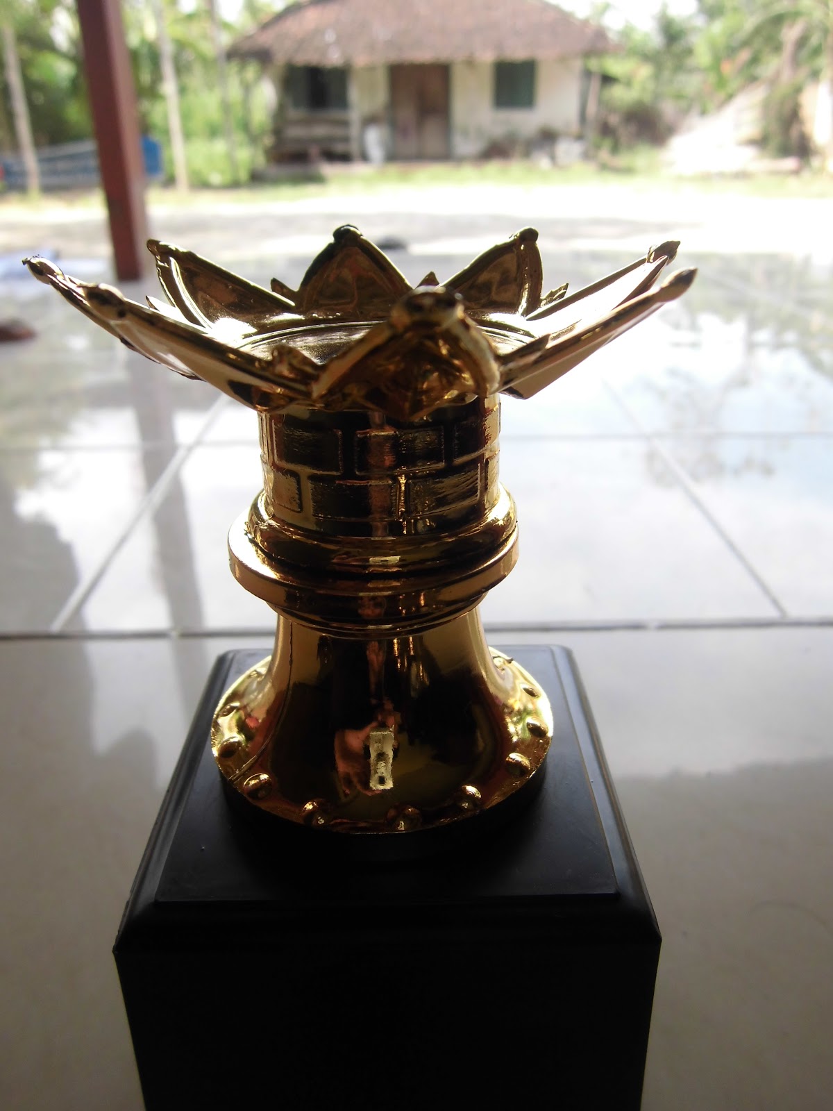 CROWN ATAU MAHKOTA TROPHY, ORNAMENT TENGAH YANG INDAH | Pusat Piala ...