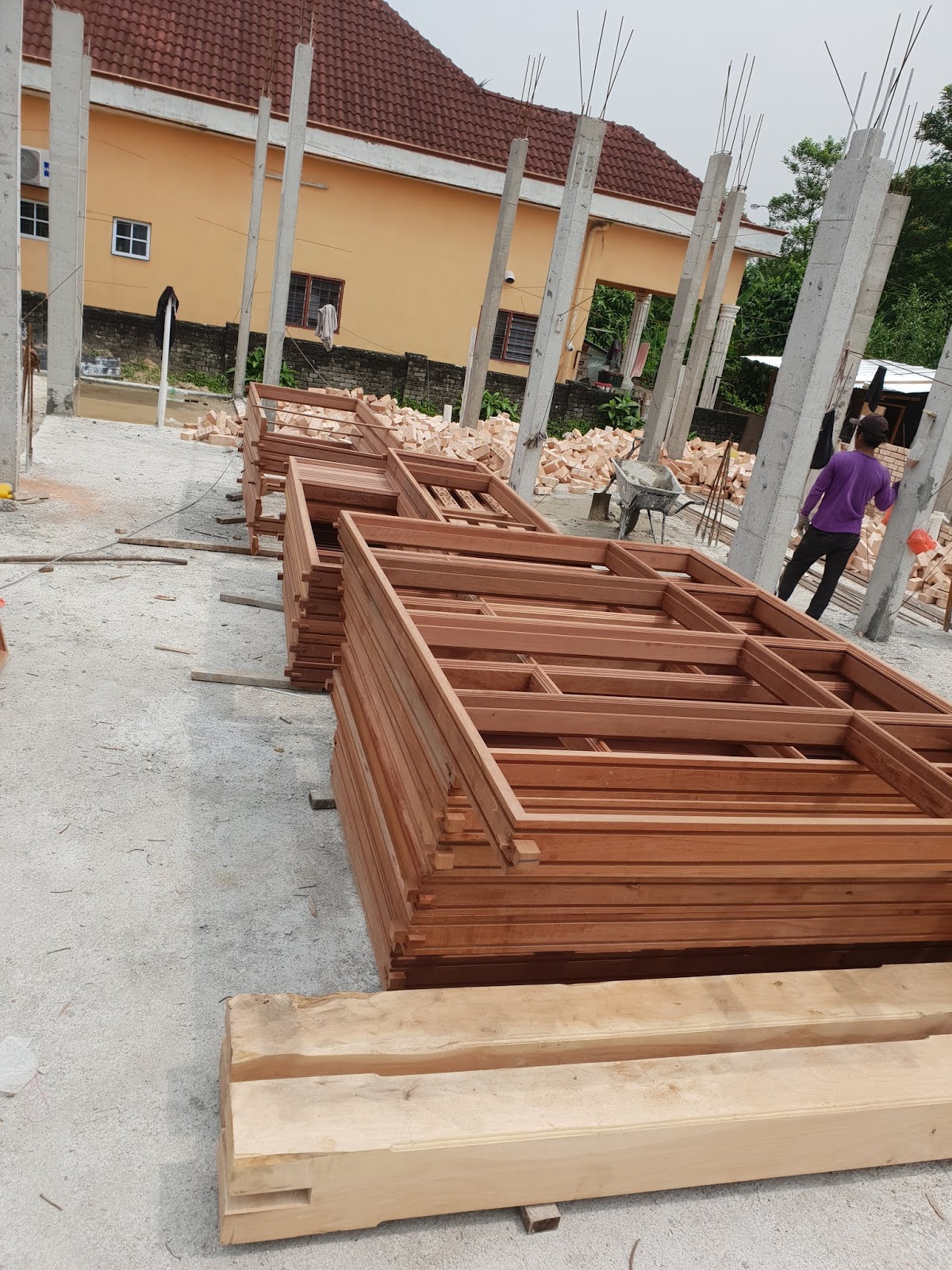 Pengalaman Membina Banglo Sendiri: Tingkap dan Pintu Kayu