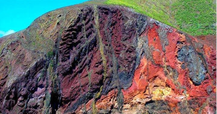 Intrusion of Basaltic Dikes in Volcanic Rocks | Geology In