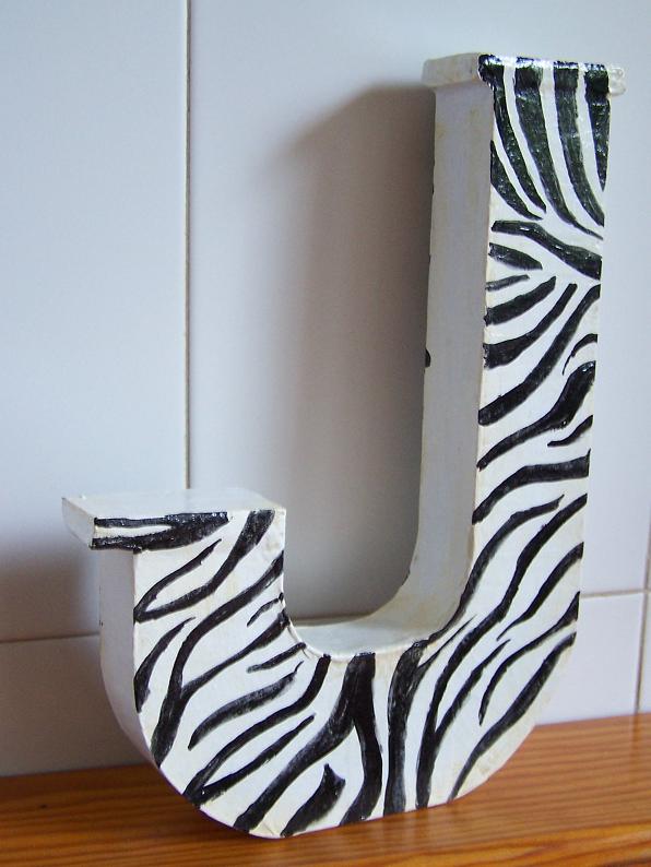 Al pie de la letra: Letra de cartón J