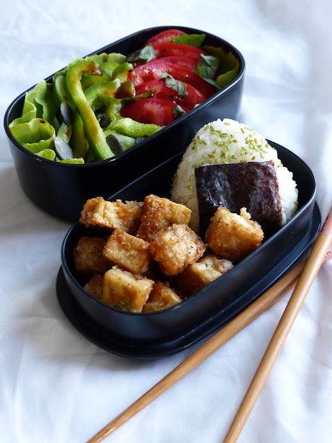 J'ai aussi mis dans mon bento une salade composée de laitue, tomates ...