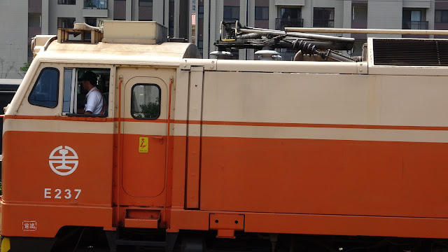 Blair's 鐵道攝影: E237電力機車 / TRA E237 Electric locomotive