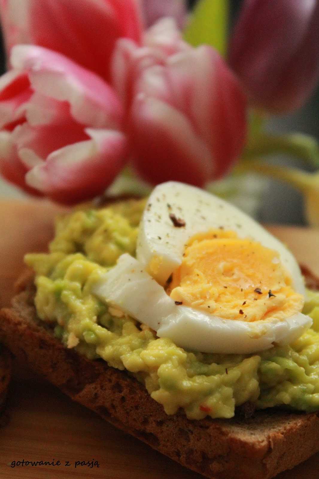 kanapka z awokado i jajkiem