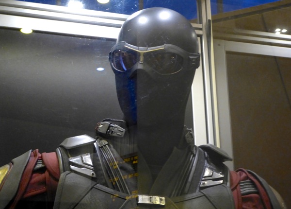 Hollywood Movie Costumes and Props: Anthony Mackie's Falcon costume ...