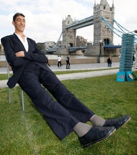 Mundo Mega Loko: Homem vivo mais alto