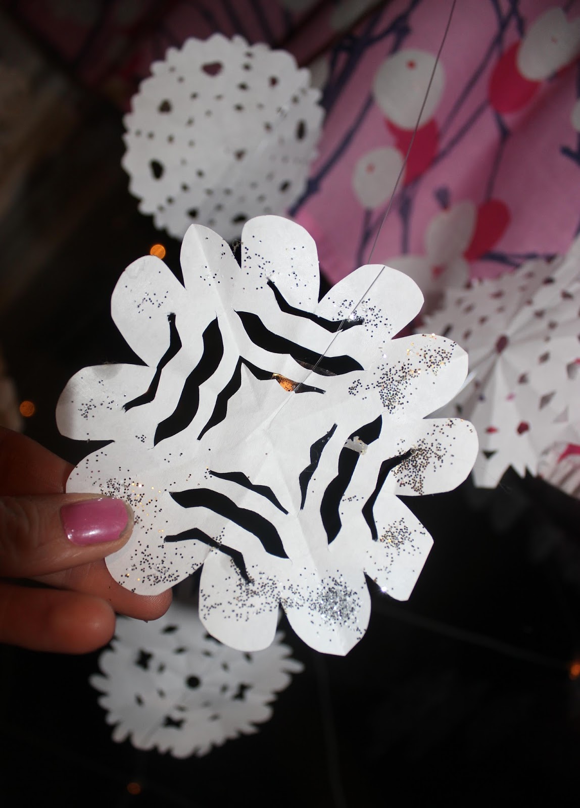 Nappikuja 6: Luukku 6: Lumihiutaleita paperista