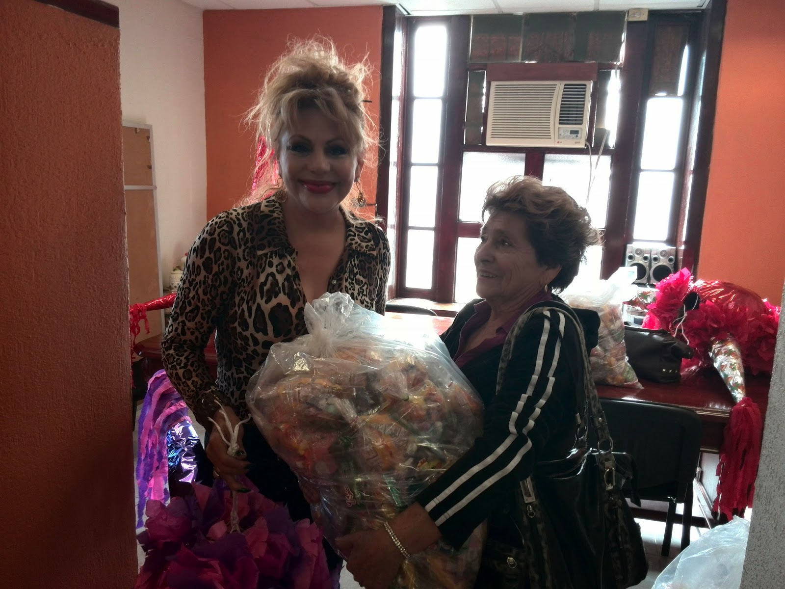 Kaleidoscopio: Mireya Acuña entrega apoyos al sector vulnerable