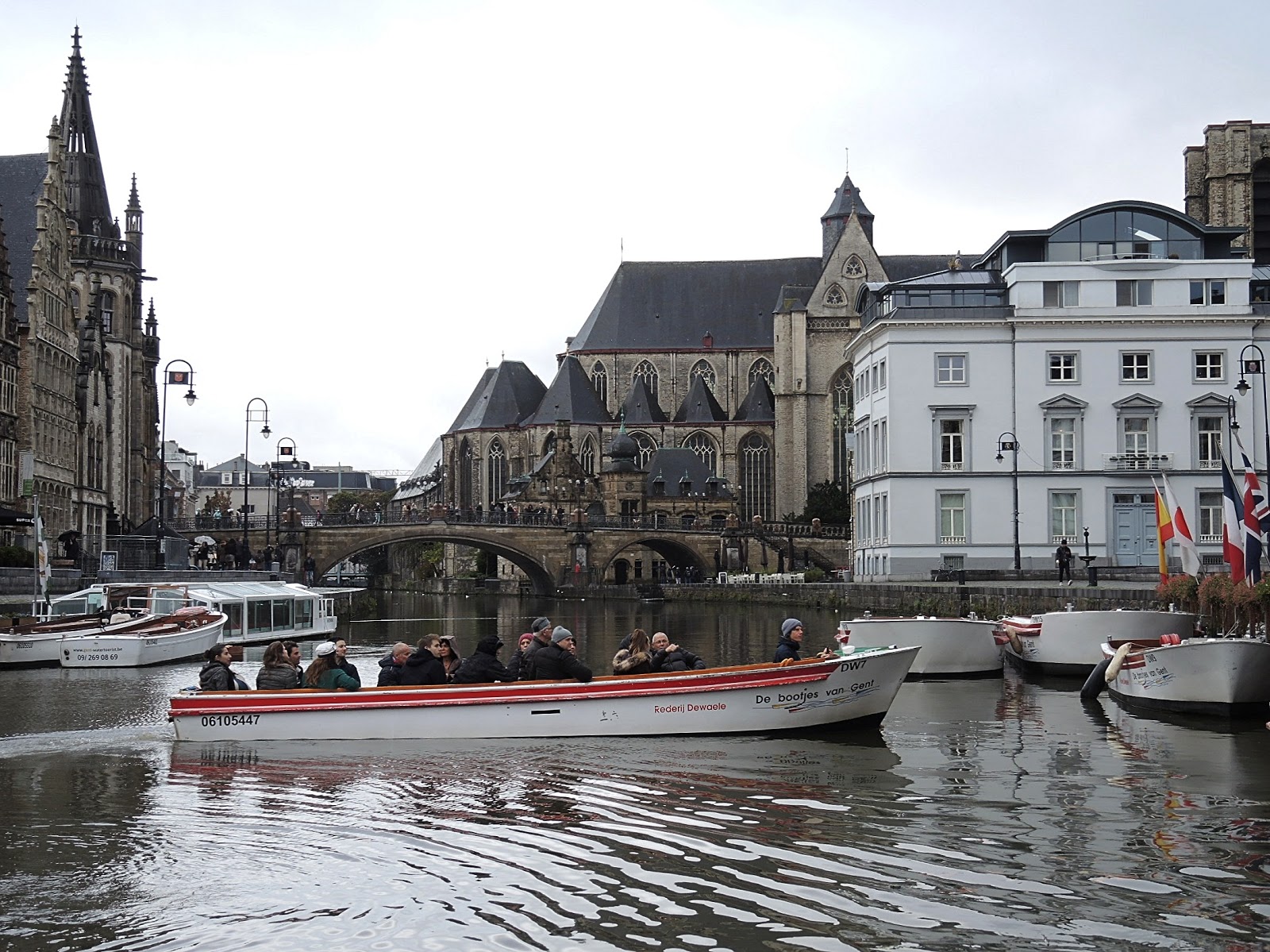 Moois van ' M(i)e': Gent: bootje varen in de regen