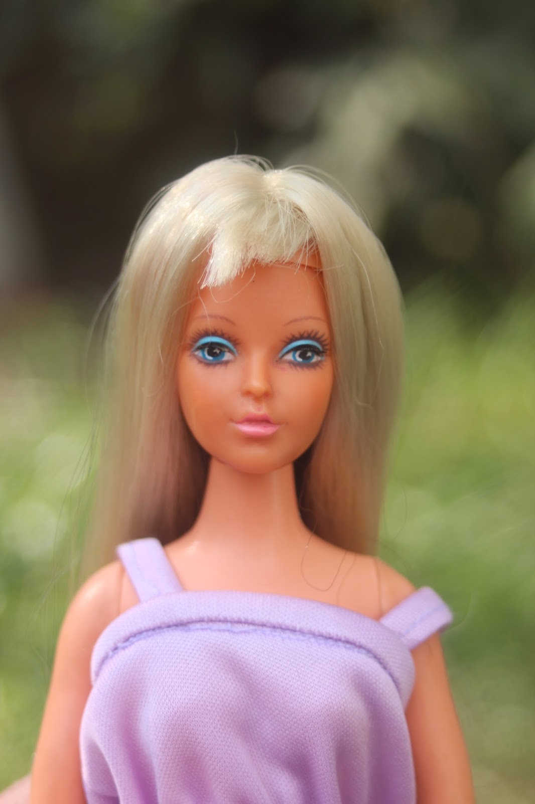 PLANET OF THE DOLLS: Doll-A-Day 2017 #233:Tuesday Taylor and Suntan ...