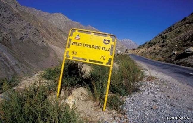 Sri Lankan Man and Woman: Most Unusual Road Signs On Leh Manali Highway