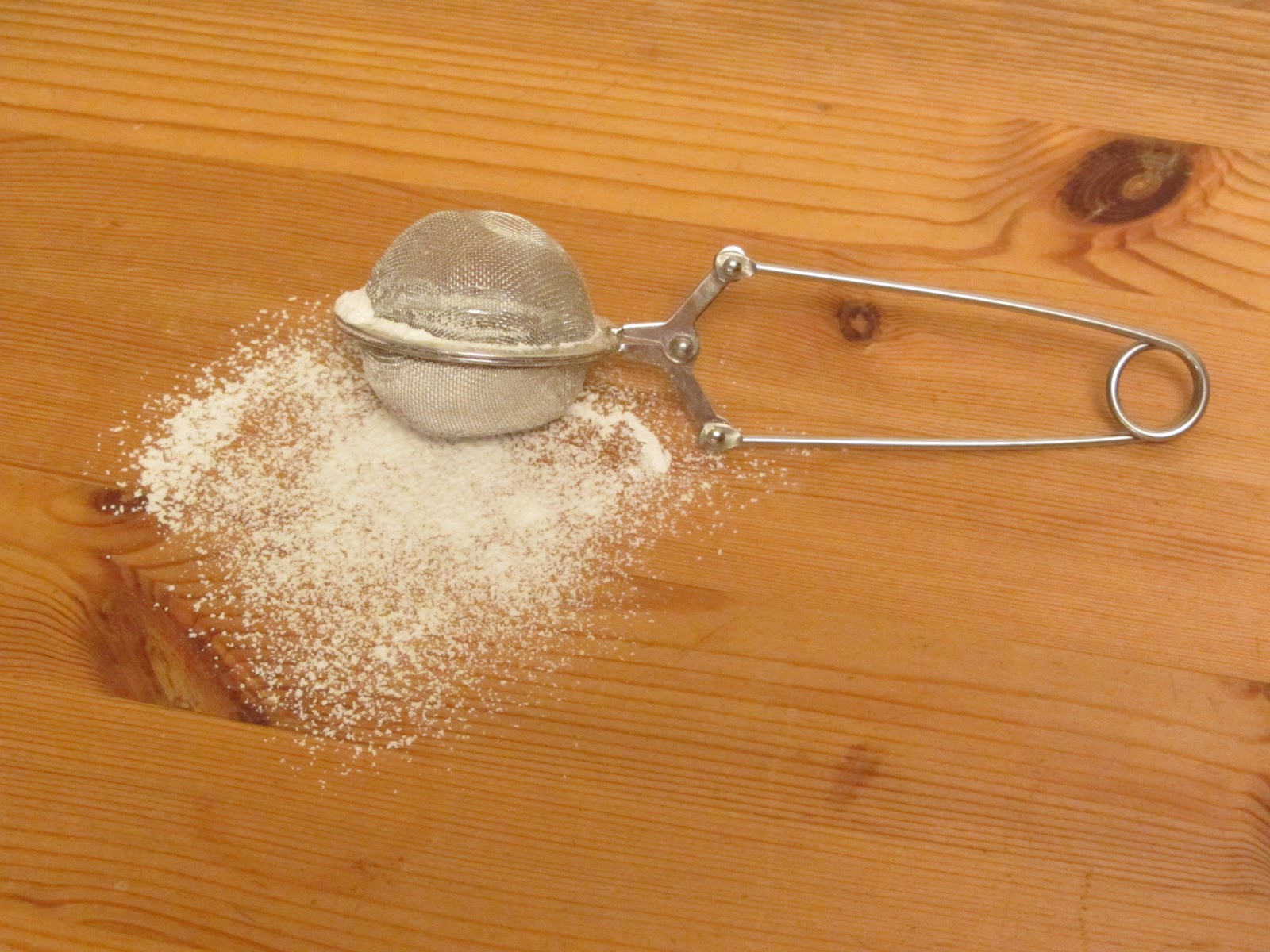 Top of the World Cakes: How to sprinkle Icing sugar