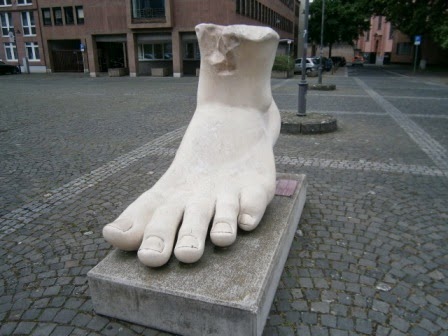 Schnitzel Republic: The Big 'Foot' Statue of Mainz