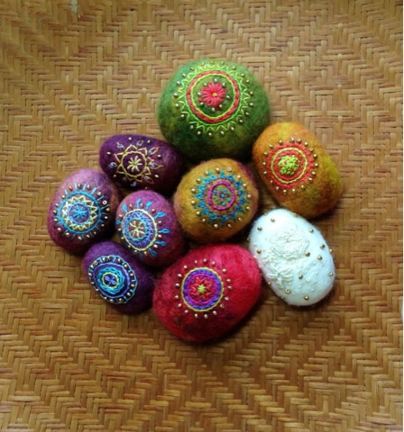 MagaMerlina: Embroidered Felted Pebbles: I'm Embroidering Again!