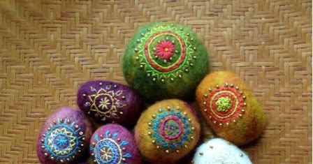 MagaMerlina: Embroidered Felted Pebbles: I'm Embroidering Again!
