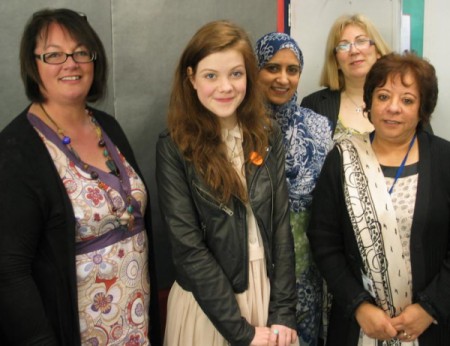 Georgie Henley Team: Fotos de Georgie visitando Copthorne Primary School