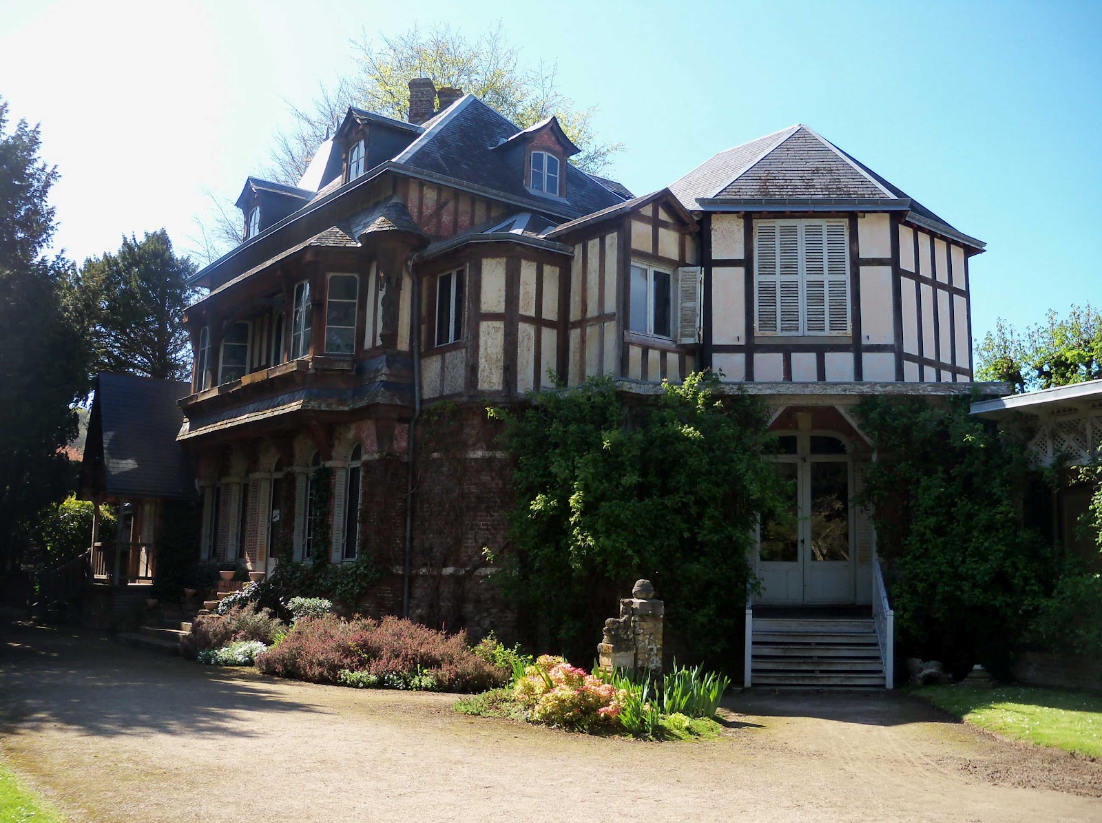 Maison Maisons on Pinterest | Bretagne, English Cottages and Thatched Roof