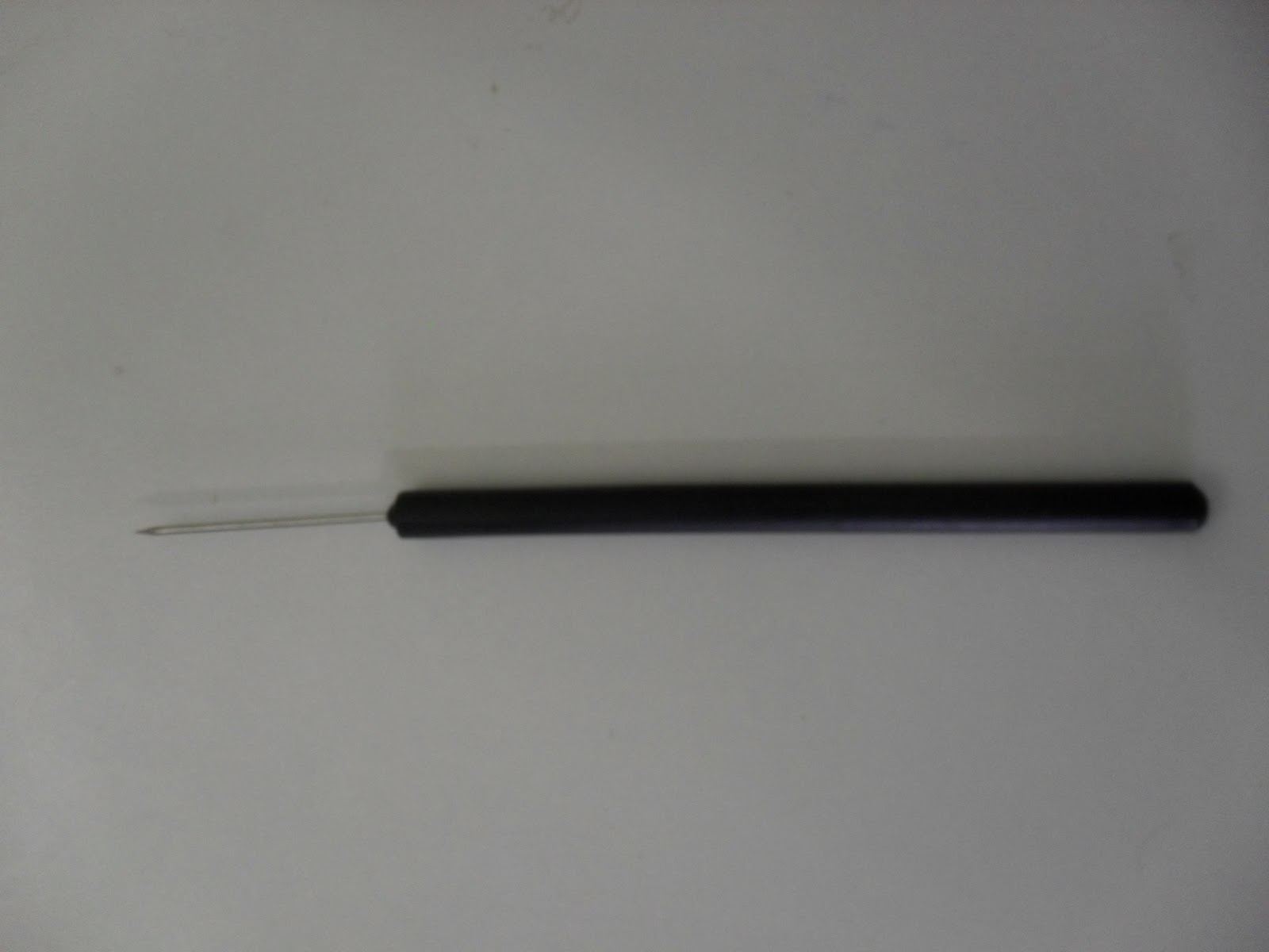 AGUJA ENMANGADA CON MANGO DE PLASTICO