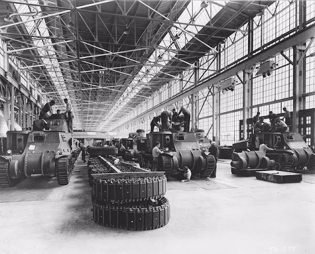 23 Amazing Vintage Photographs Taken Inside WWII Tank Factories ...