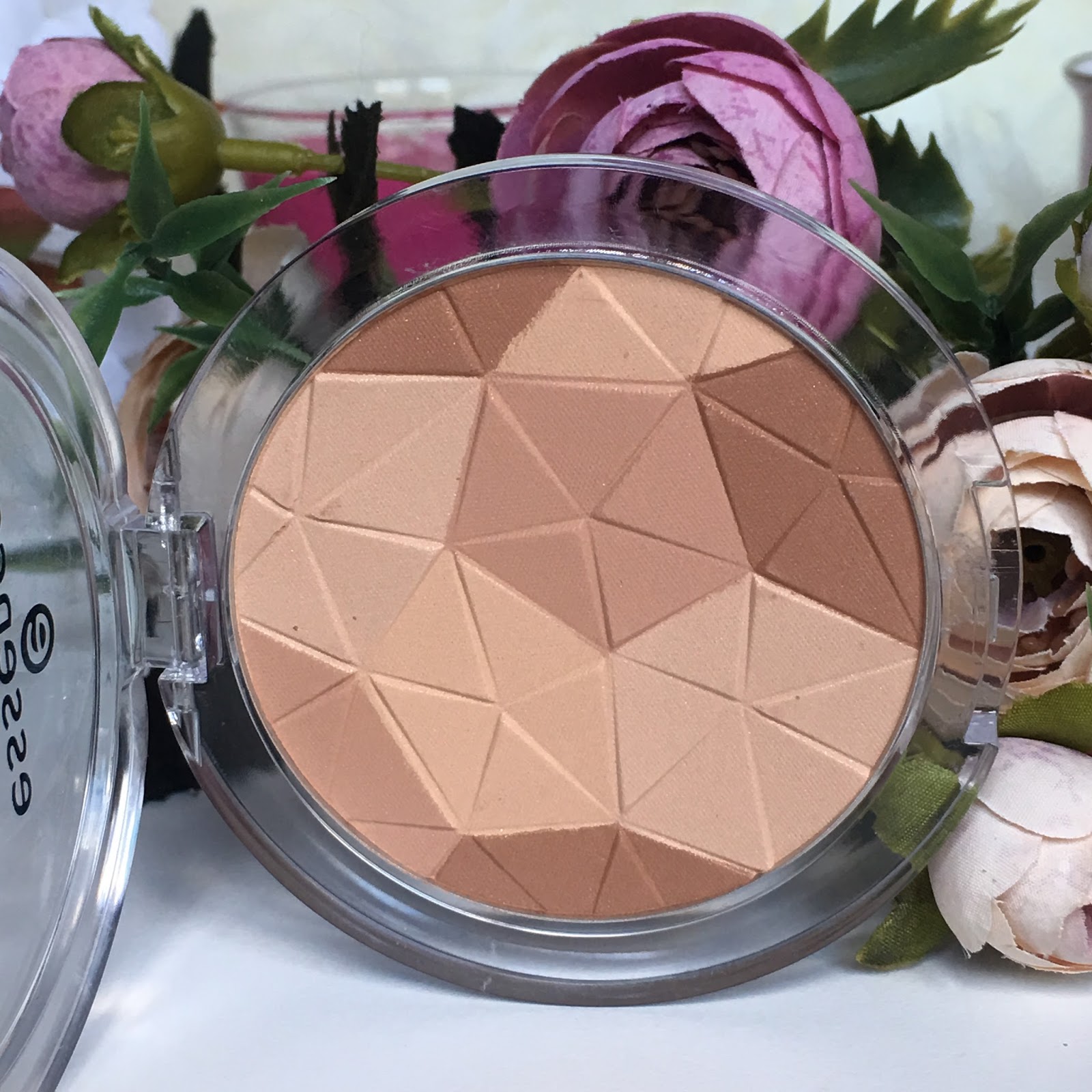 AUDREY : Essence Mosaic Compact Powder İncelemesi..