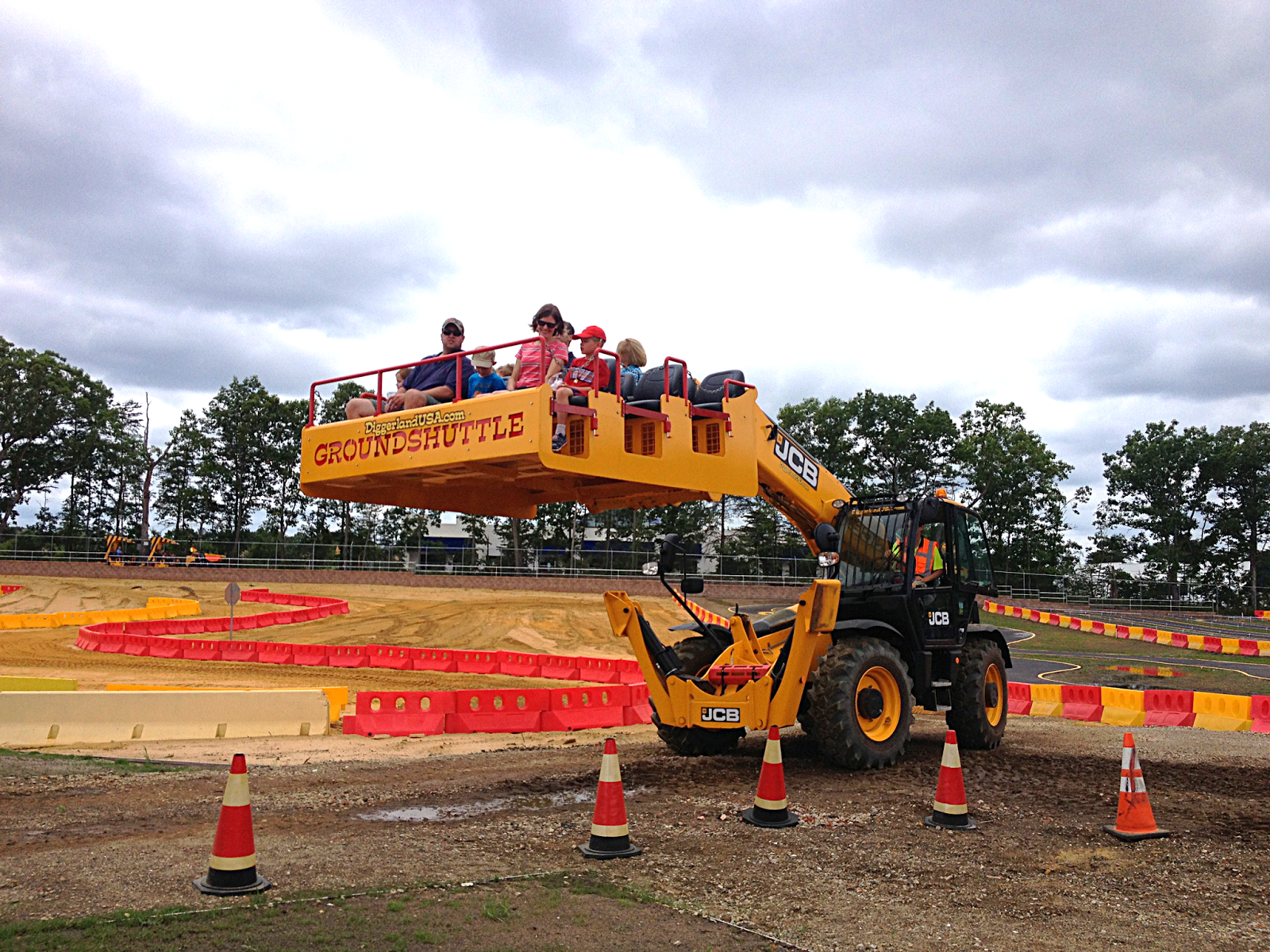 DAILY VACATIONER: Daily Vacationer Jr: Diggerland USA