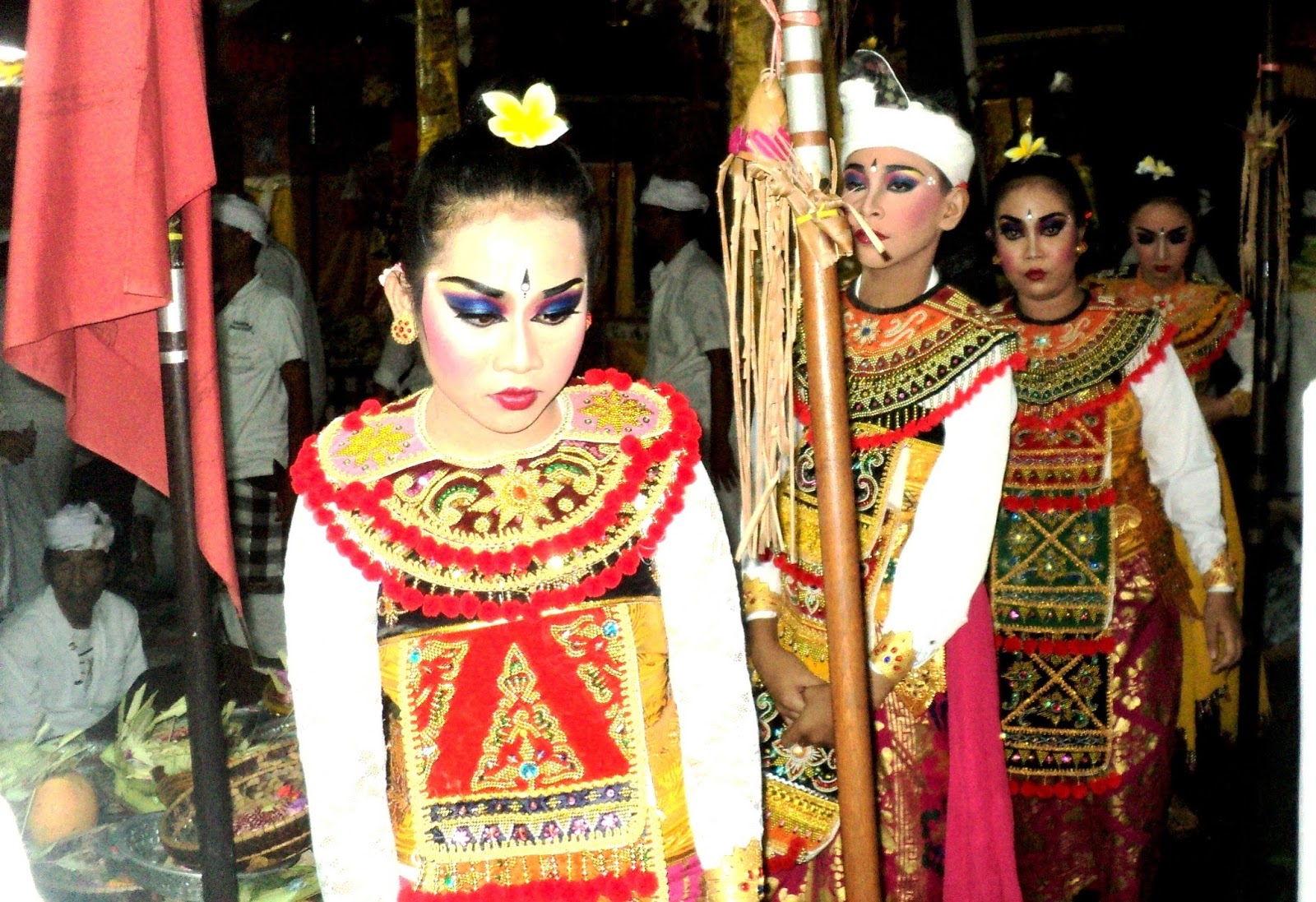 kanduksupatra: Gandrung di Pura Majapahit (3), PENARI dan PENGIBING ...