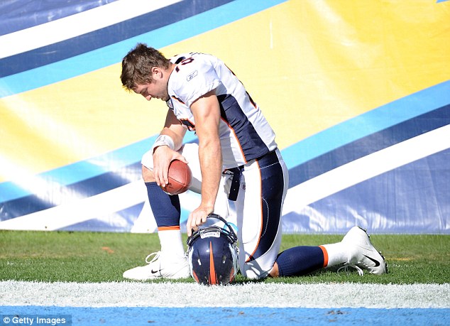 Pose Doa Tim Tebow "Tebowing" Terus Menjadi Trend - pelita hati
