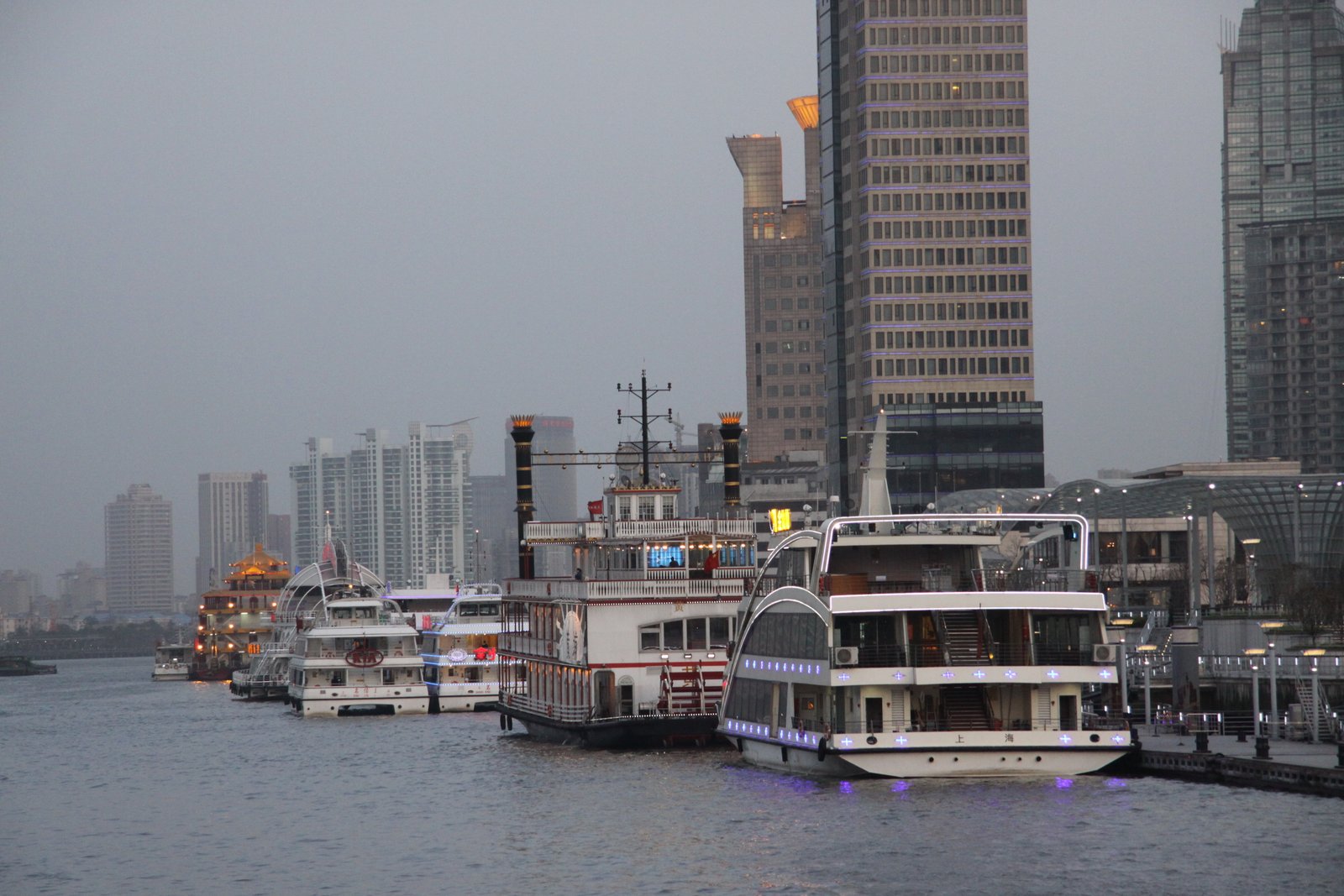 Rambling Raspberries: FERRIES AND CRUISERS ON THE HUANGPU RIVER