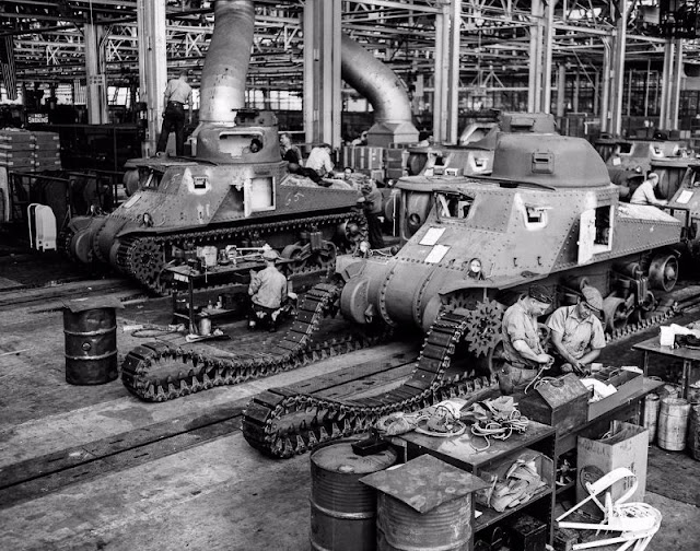 23 Amazing Vintage Photographs Taken Inside WWII Tank Factories ...