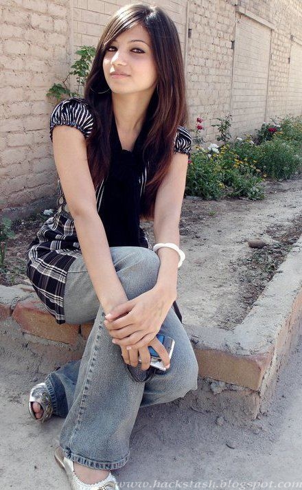 Cool & beautiful Facebook profile pictures for girls | PiczBox