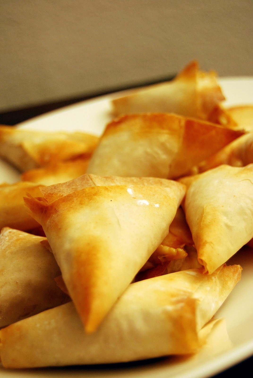 Triangoli di pasta fillo con scamorza affumicata e feta al limone ...