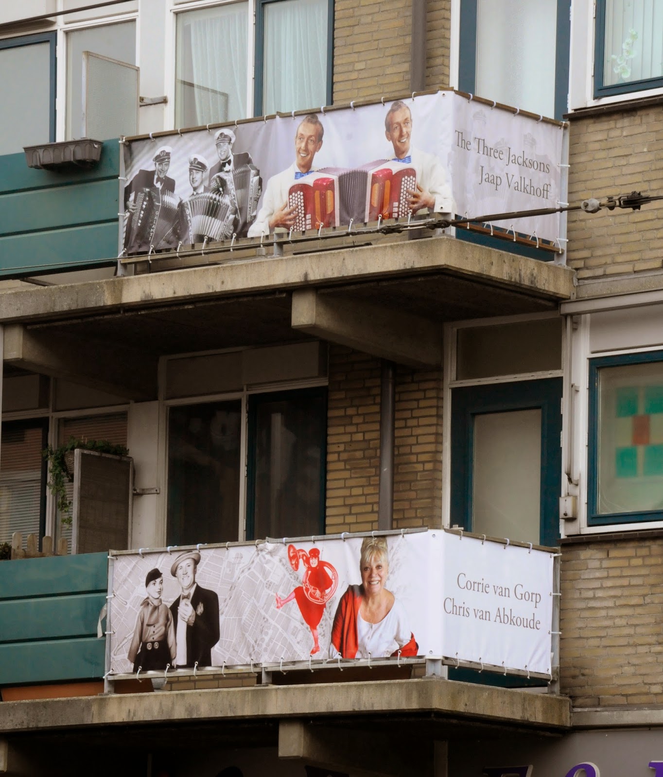 Jaap Valkhoff: Kleindochter Jaap maakt balkondoeken Jonker Fransstraat