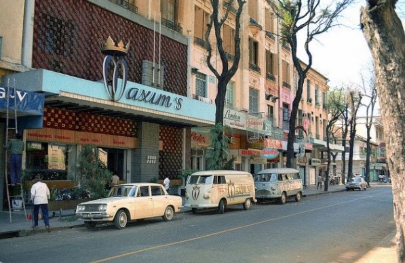 60 Fascinating Color Photographs That Capture Street Scenes of Saigon ...