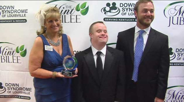 Blaine Lawrence y Andrew Strunk aceptaron el premio Down Syndrome of ...