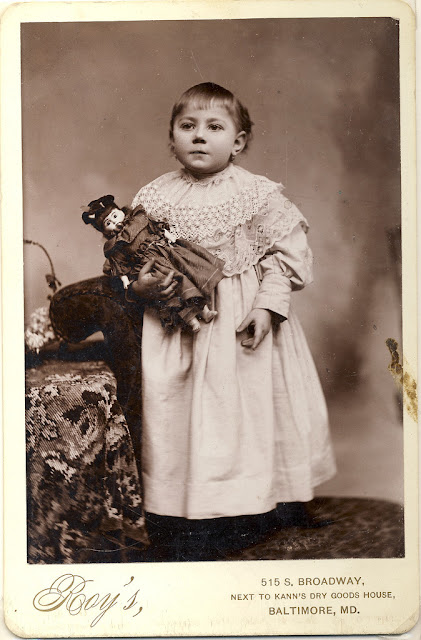 24 Vintage Photos of Little Girls Posing With Their Dolls From the Late ...