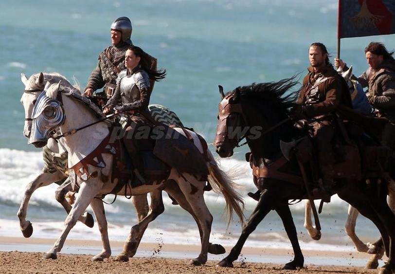 Fashion and Action: An Armored Snow White and the Huntsman in First Set ...