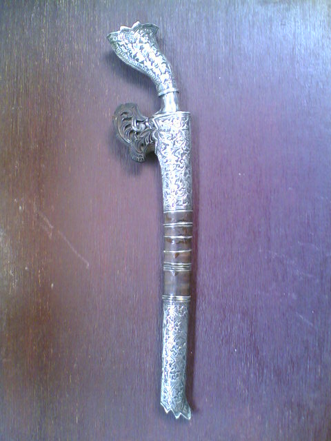 Badai Mencak Kelambit Biru: Badik Tumbuk Lada Berpamur Miang Perak dan ...