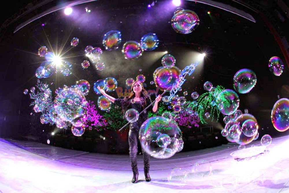 Angélica Italia: Ana Yang Gazillion Bubble Show