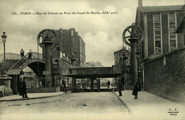 Canal Square: Le pont de Crimée